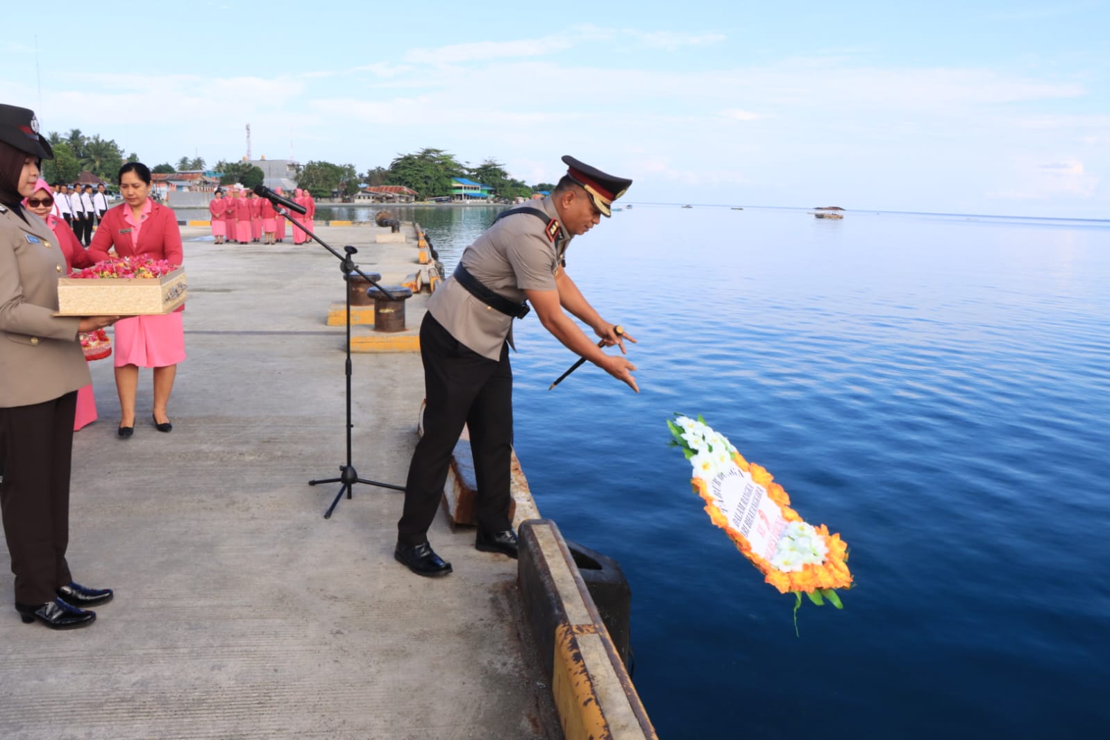 Peringatan HUT Bhayangkara ke-79, Kapolres Touna Pimpin Tabur Bunga di ...